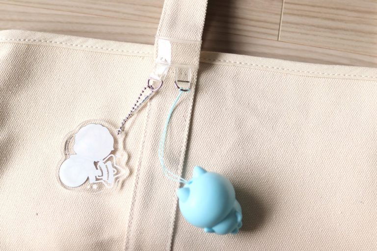 バッグのキーホルダーの付け方アイデア！100均やスリコの便利グッズも | PrettyOnline