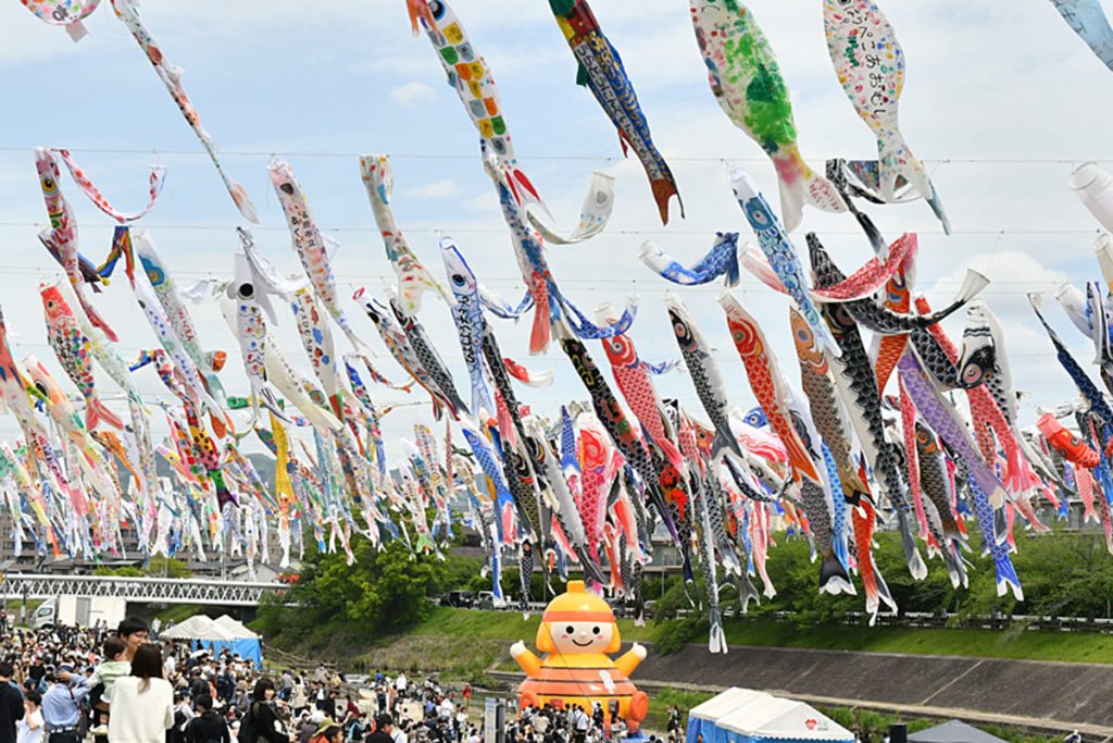 【高槻】芥川の上空を1000匹のこいのぼりが泳ぐ！春の恒例イベント開催 | PrettyOnline
